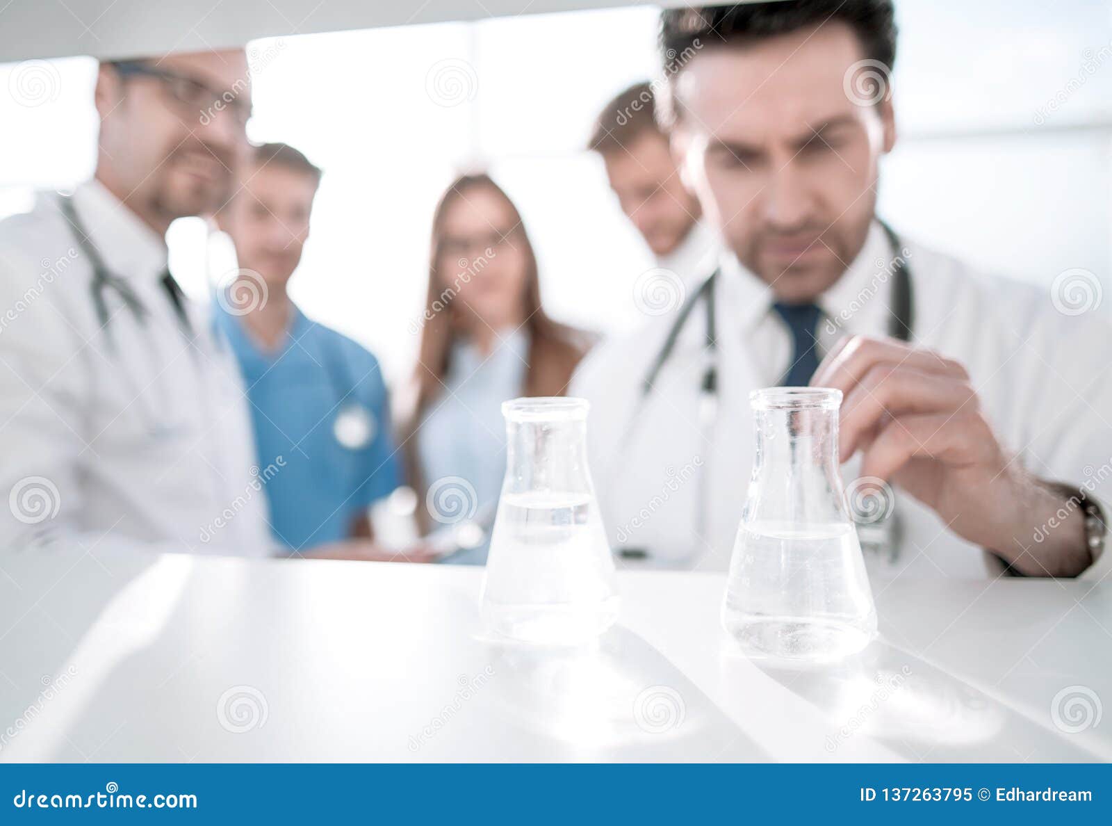 Primer Transparente Del Bulbo, Laboratorio Imagen de archivo - Imagen ...