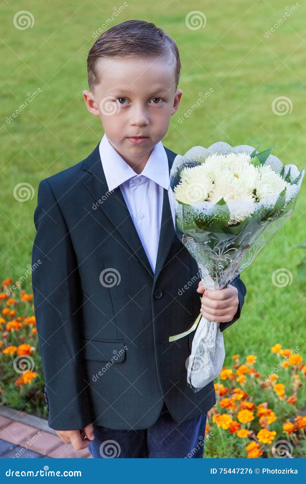 Primero-graduador Del Muchacho Con El Ramo Foto de archivo - Imagen de ...