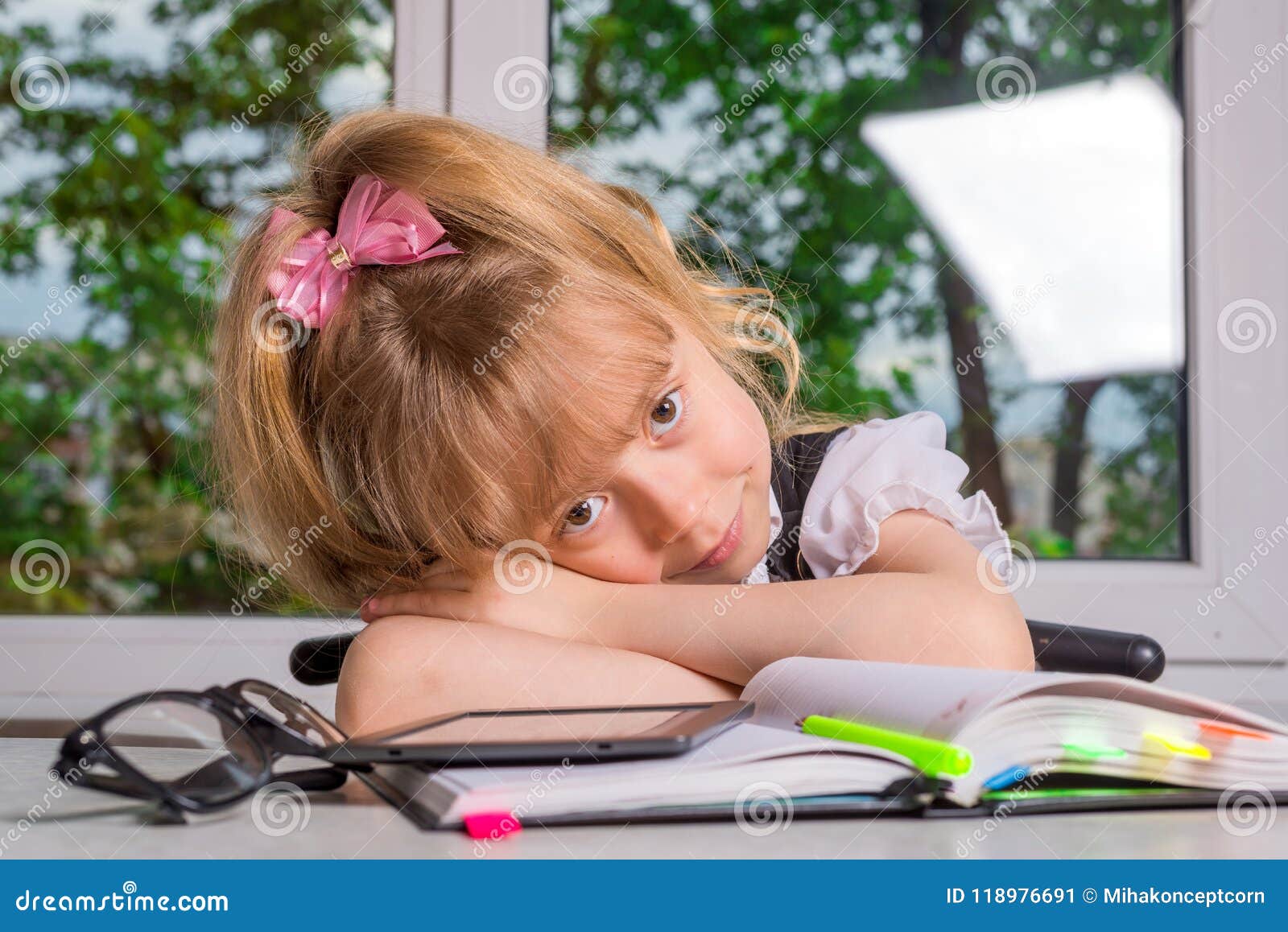 Primero-graduador En El Escritorio, Espacio Libre Imagen de archivo ...