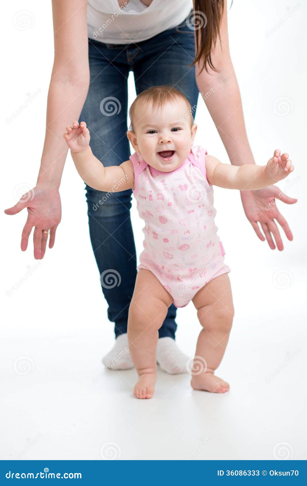 Primeros pasos del bebé imagen de archivo. Imagen de infancia - 36086333