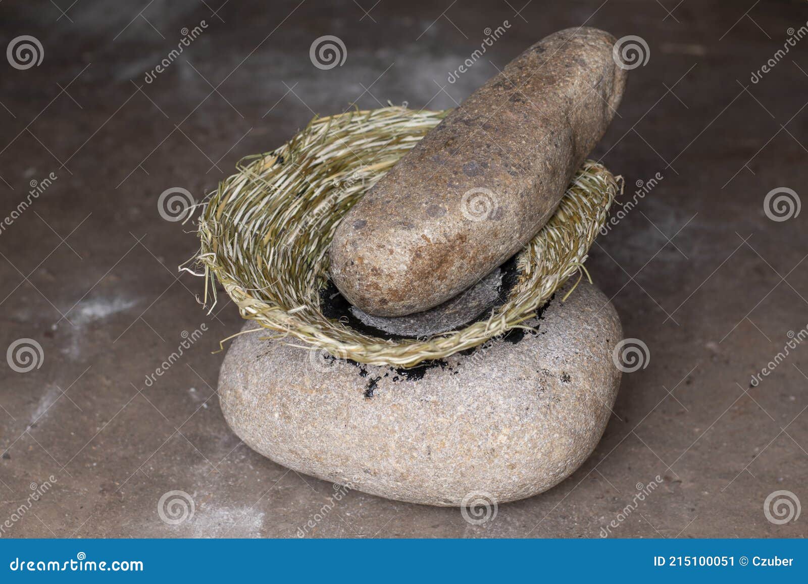 Primitief Mortier En Stamper Stock Afbeelding - Image of mand, stamper ...