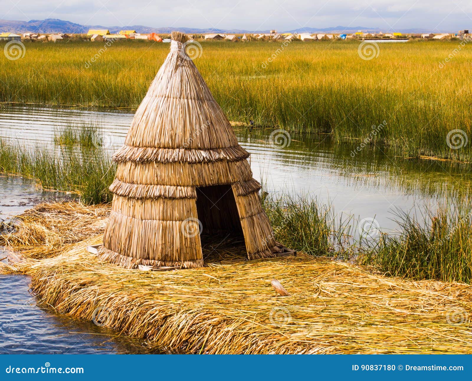 Primitieve Riethut in Peru Reed Islands Stock Foto - Image of zuiden ...