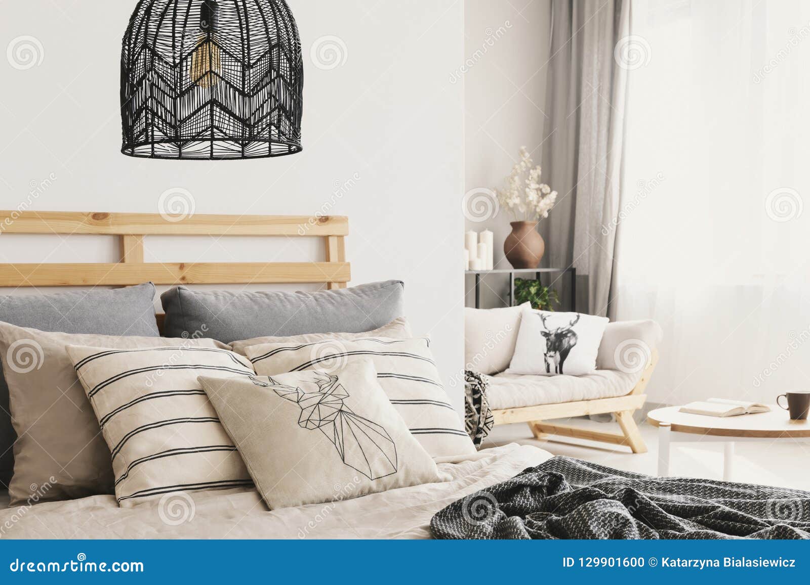 Primo Piano Del Letto Comodo Con Il Lotto Dei Cuscini E Di Caldo ...