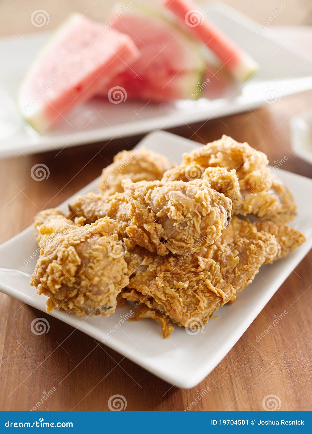 Primo Piano Dell'anguria E Del Pollo Fritto Immagine Stock - Immagine di pranzo, piedini: 19704501