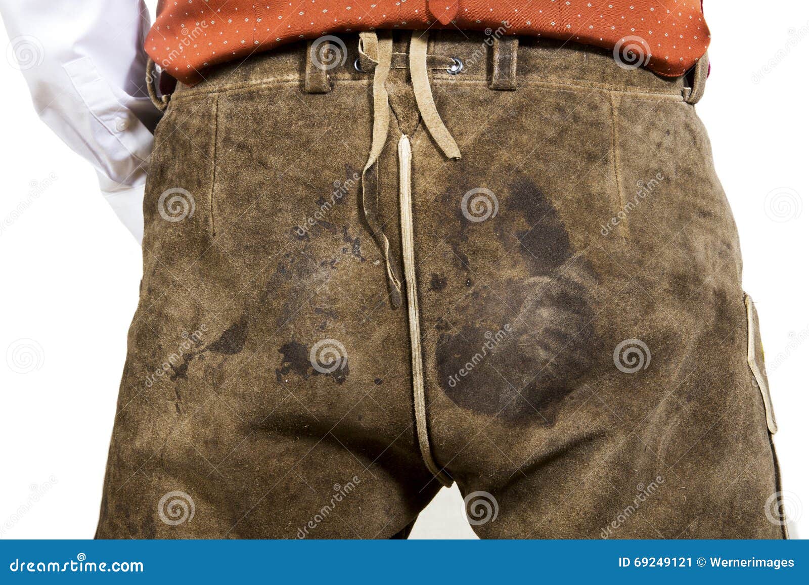 Primo Piano Dell'uomo Bavarese Che Porta I Pantaloni Di Cuoio Sporchi ... Primo Piano Dell'uomo Bavarese Che Porta I Pantaloni Di Cuoio Sporchi ...