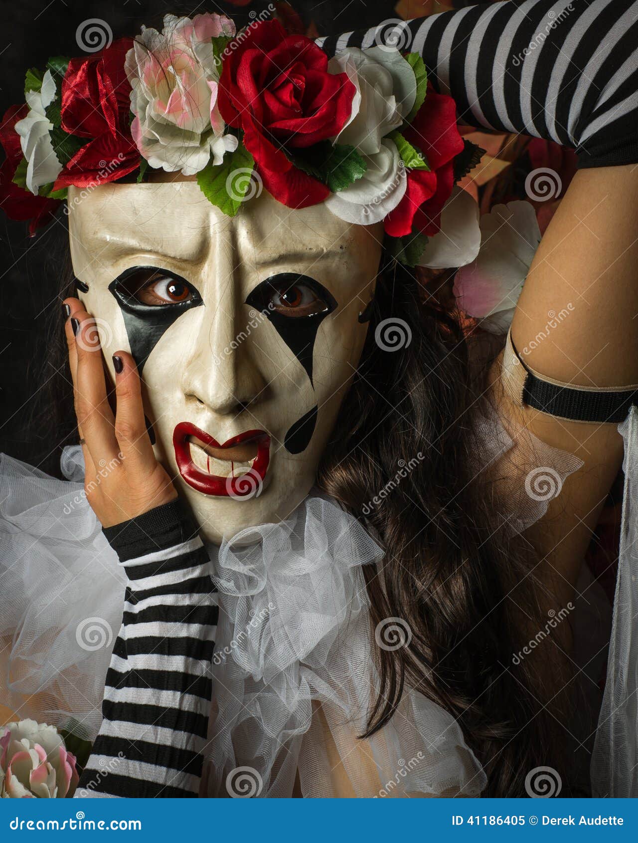 Primo Piano Della Donna in Jester Like Pierrot Mask Immagine Stock ...