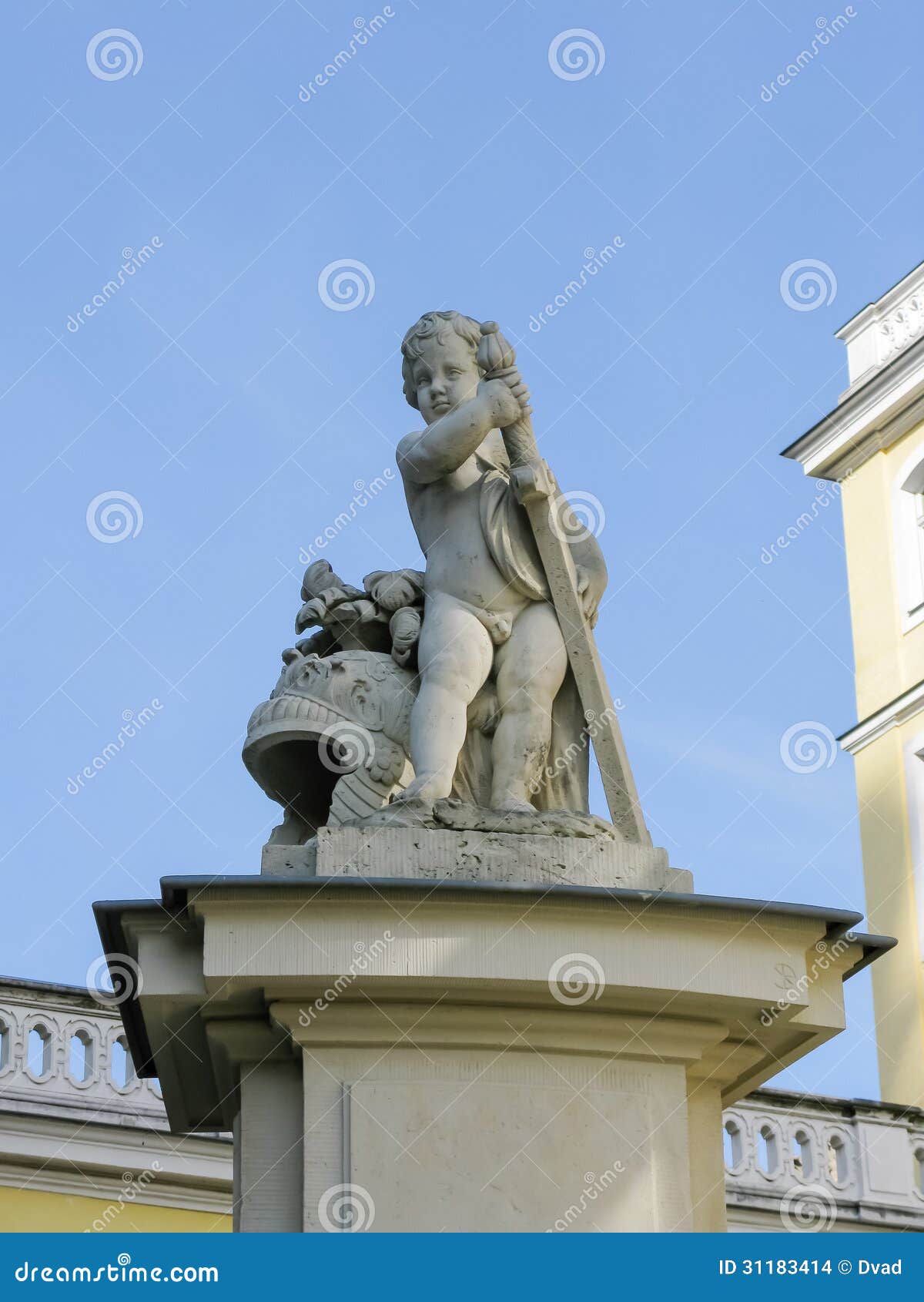 Primo Piano Della Statua Di Angelo Con La Spada Fotografia Stock ... Primo Piano Della Statua Di Angelo Con La Spada Fotografia Stock ...