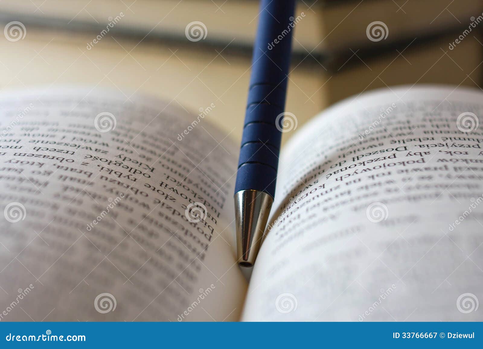 Primo Piano Delle Pagine Aperte Del Libro Immagine Stock - Immagine di ...