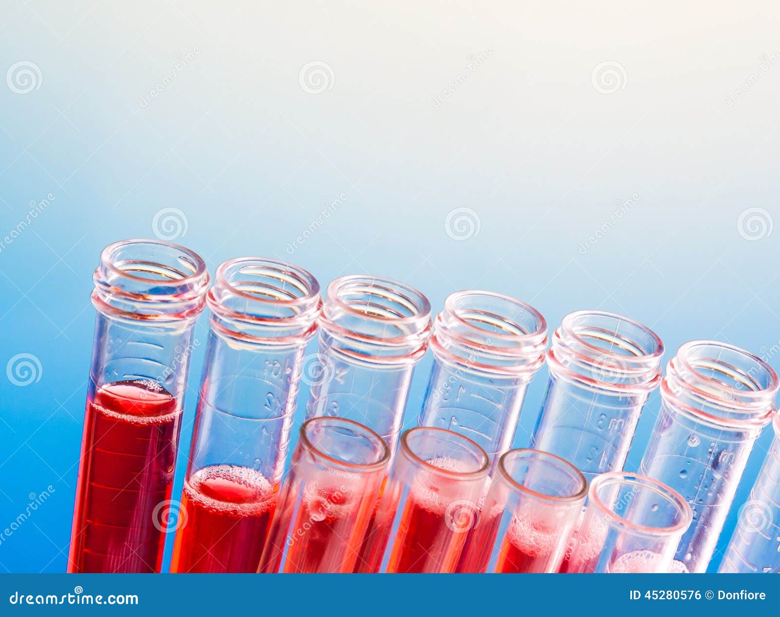 Primo Piano Delle Provette Con Liquido Rosso in Laboratorio Fotografia ...