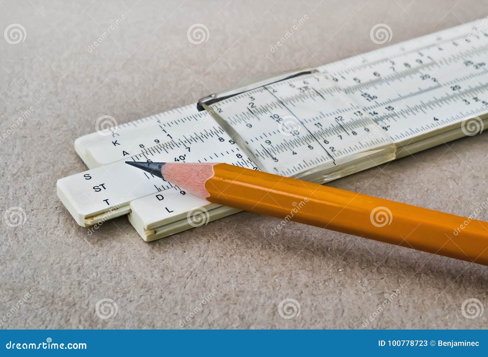 Primo Piano Di Un Regolo Calcolatore Immagine Stock - Immagine di ...