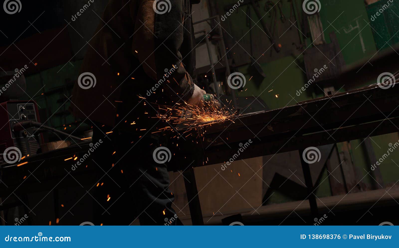 Primo Piano - Fabbro Working Process Fotografia Stock - Immagine di ...