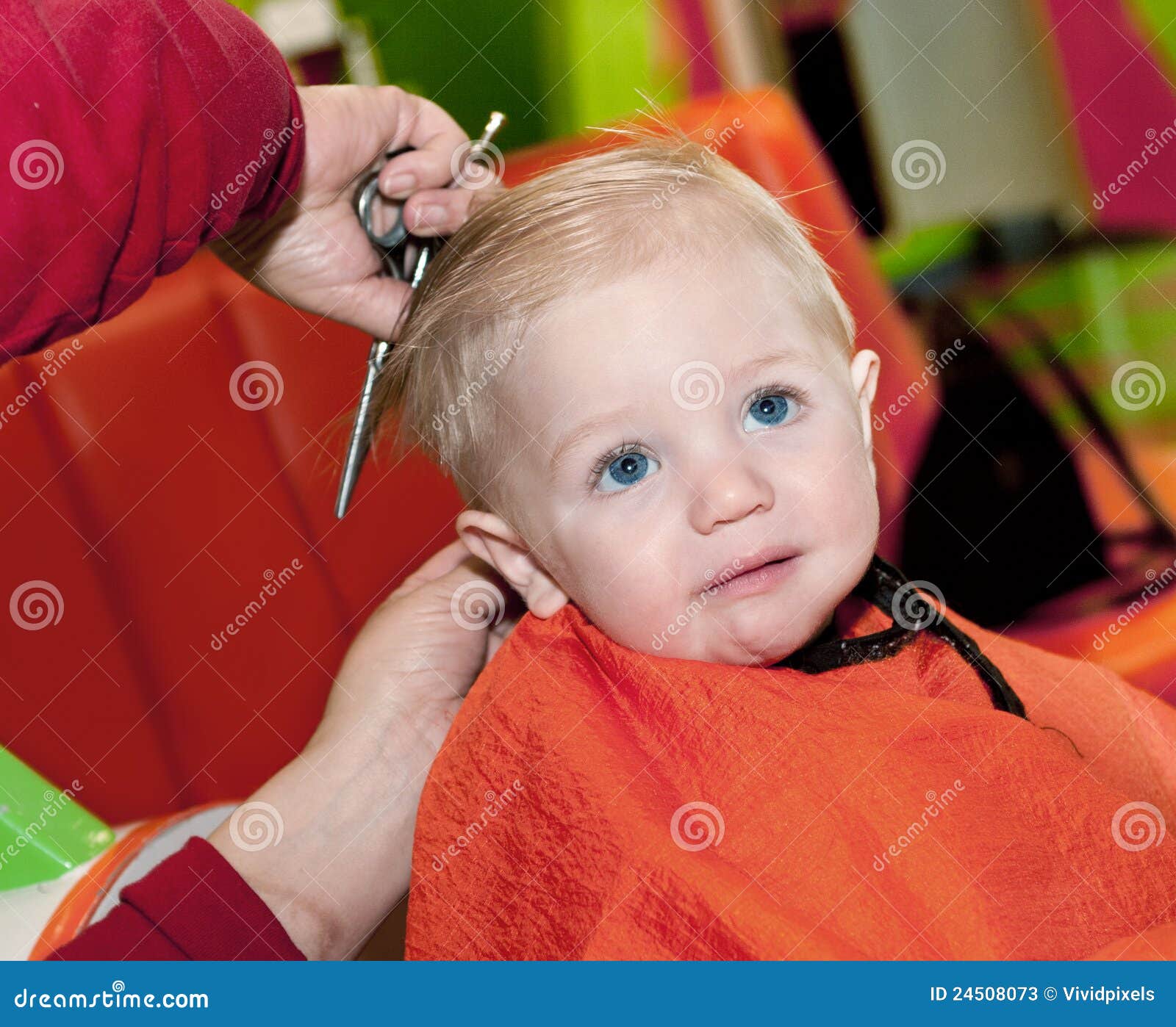 Primo Taglio Di Capelli Del Ragazzo Immagine Stock - Immagine di taglio ...