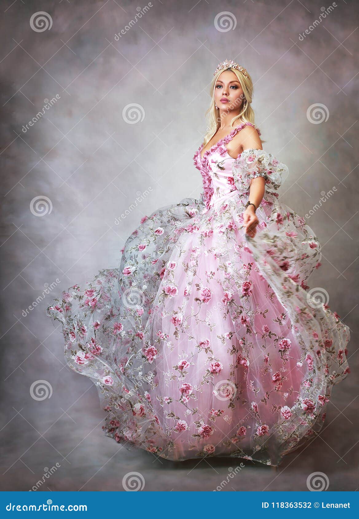 Princesa en color de rosa foto de archivo. Imagen de manera - 118363532