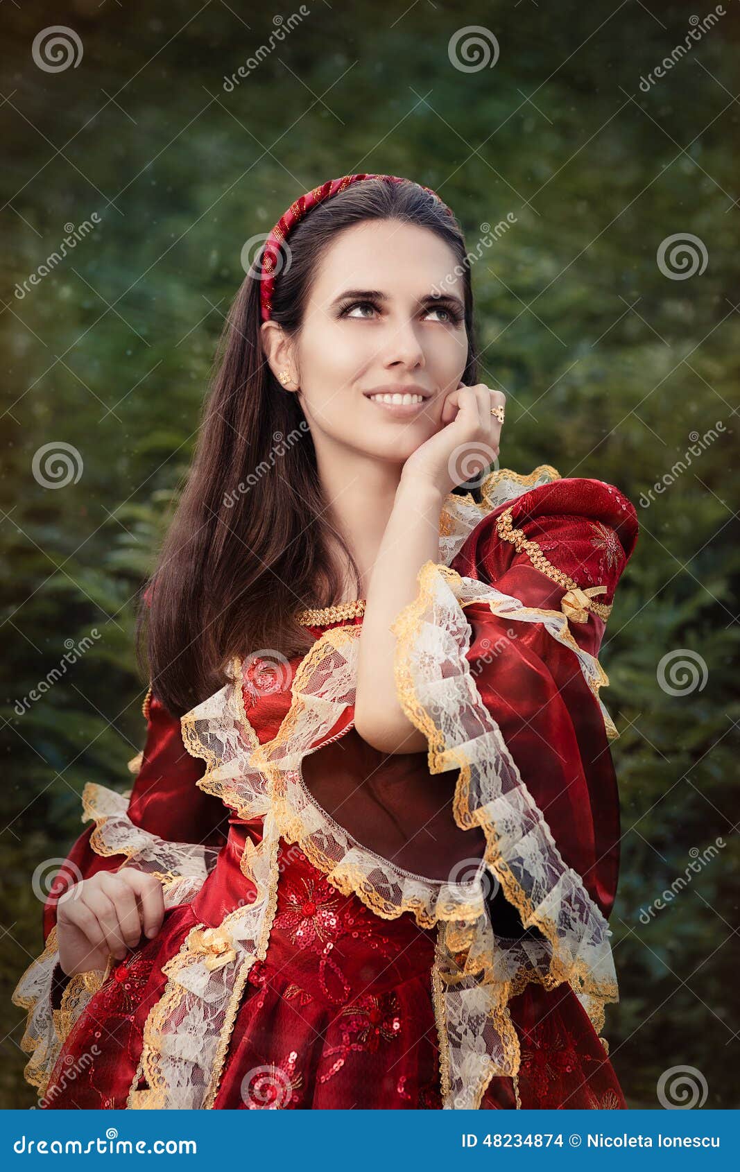 Princesa Medieval Hermosa Smiling Foto de archivo - Imagen de manera ...