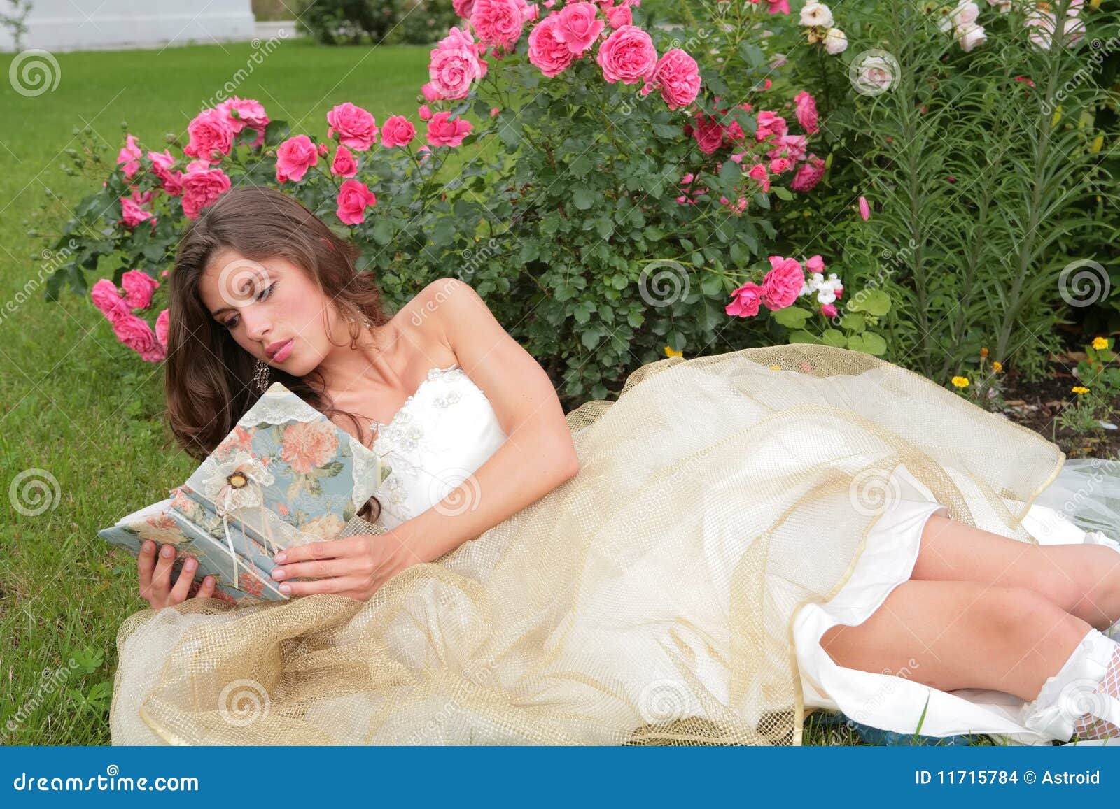 Prinses Met Boek in Hand in De Bloemen Stock Foto - Image of groen ...