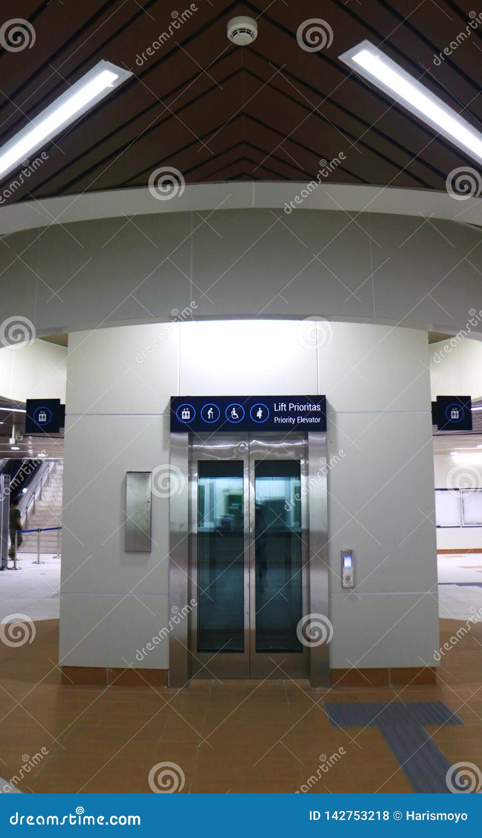 Priority elevator editorial stock photo. Image of stasiun - 142753218