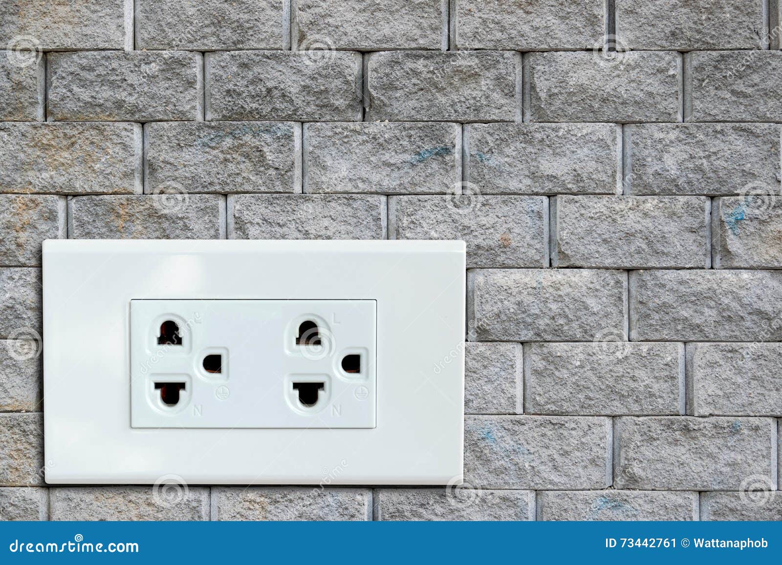 Prise De Courant Alternatif Sur Le Mur De Briques Image stock - Image ...
