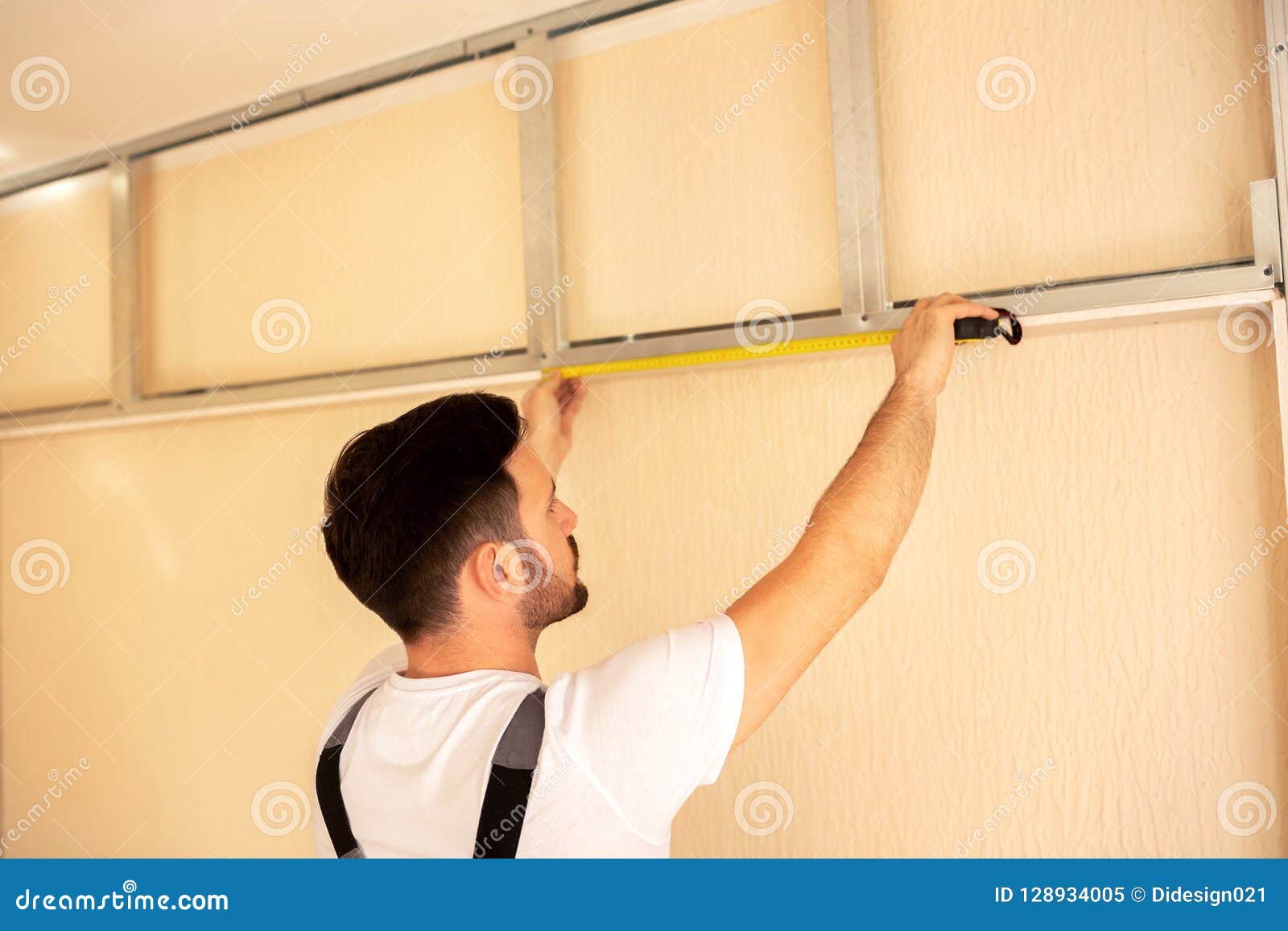 Prise De La Dimension De Longueur Sur Un Chantier De Construction Image ...