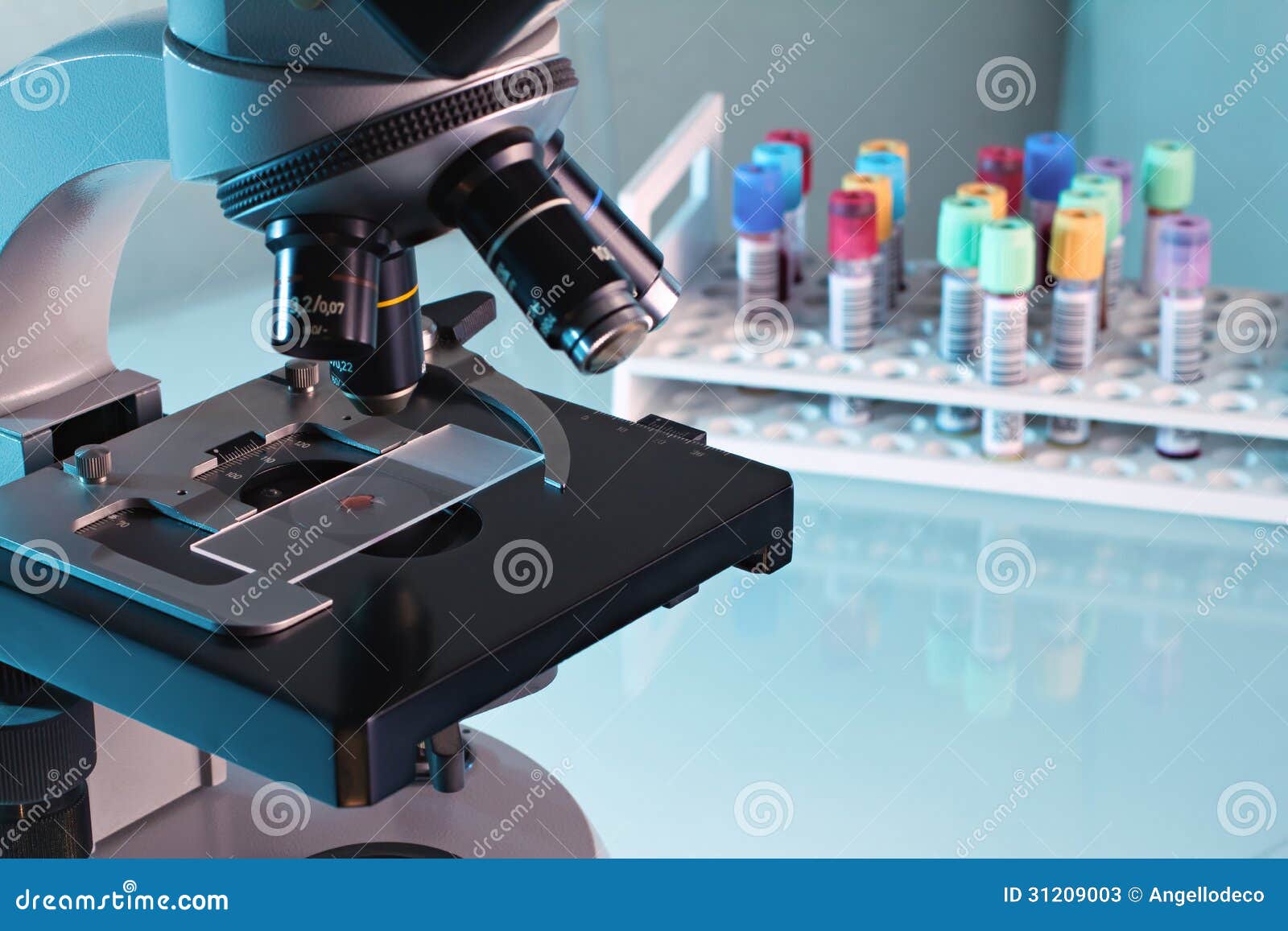 Prise De Sang Dans Le Microscope Image stock - Image du instrument ...