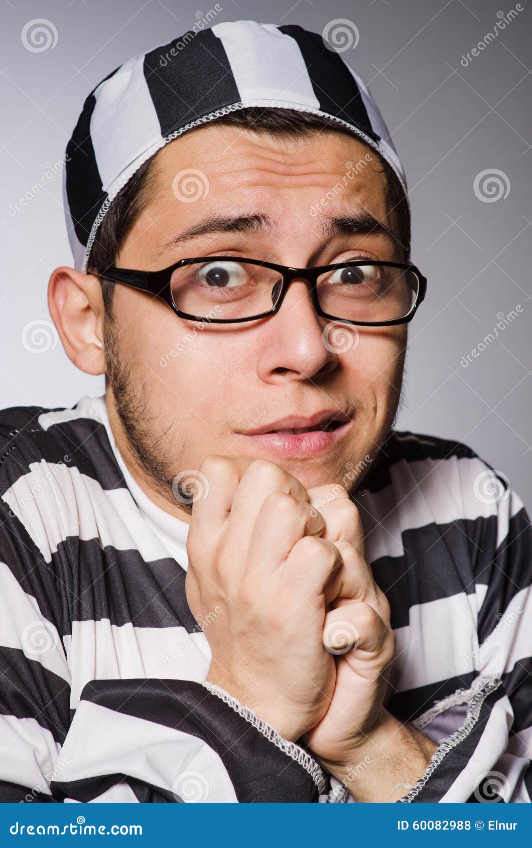 Prisioneiro Novo Contra O Cinza Foto de Stock - Imagem de criminoso ... Prisioneiro Novo Contra O Cinza Foto de Stock - Imagem de criminoso ...