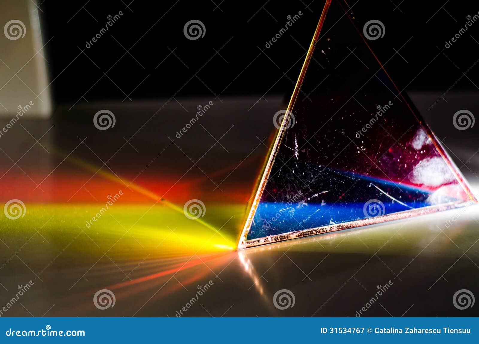 Prisma y colores imagen de archivo. Imagen de caras, experimentos ...