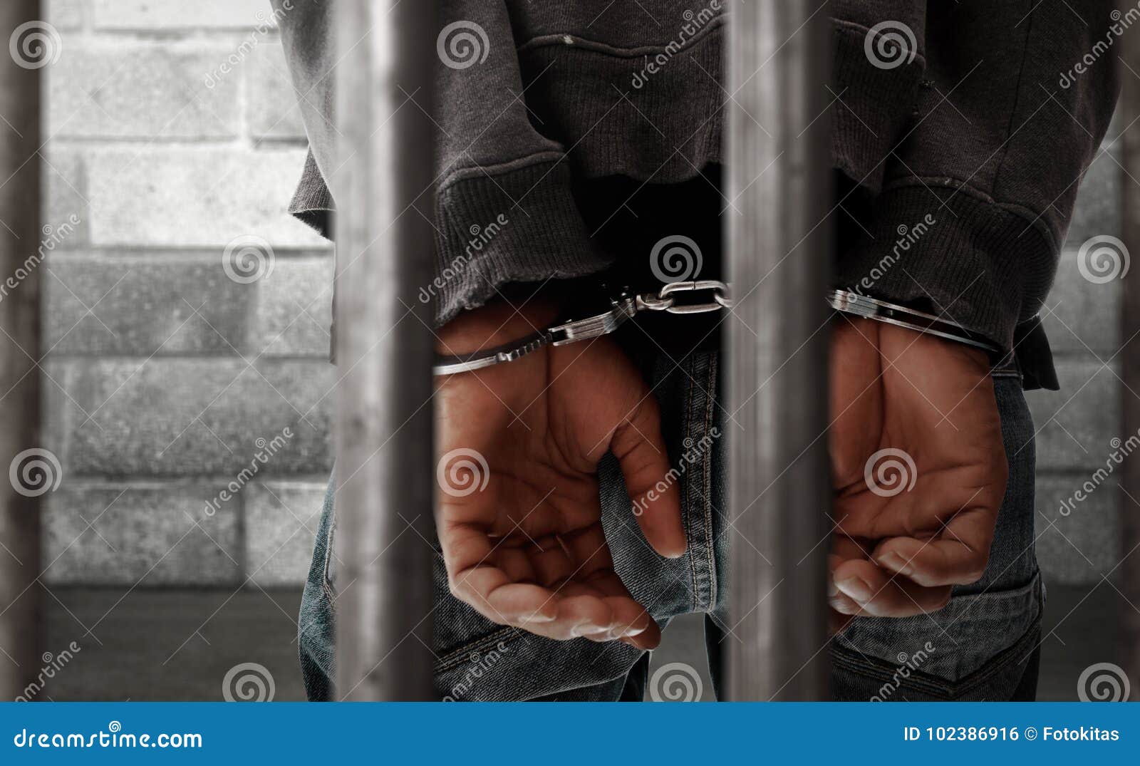 Prisonnier Dans Des Menottes En Prison Photo stock - Image du cage ...
