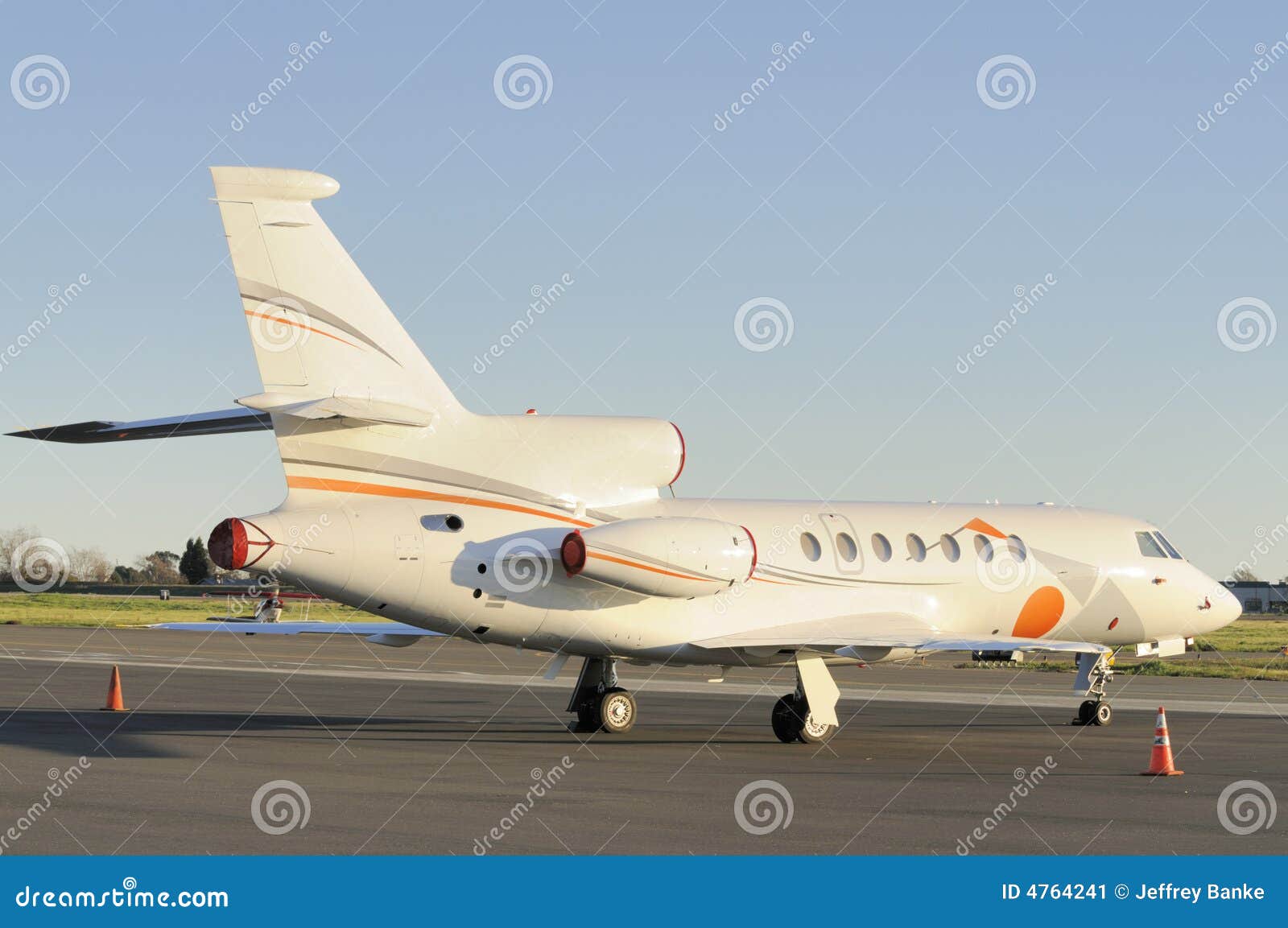 Privé straalvliegtuigen stock afbeelding. Image of neus - 4764241