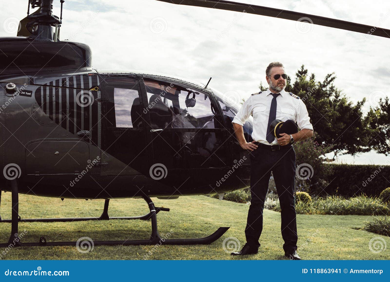 Privat helikopterpilot fotografering för bildbyråer. Bild av sommar ...