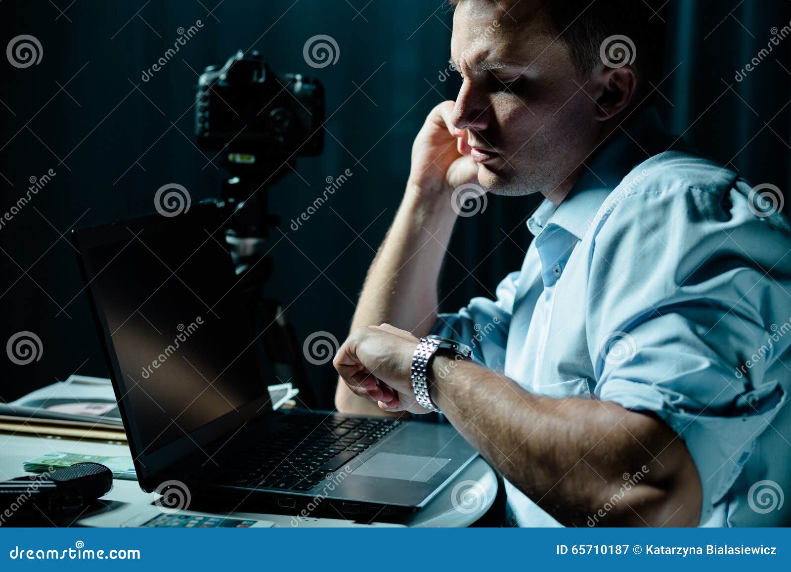 Private detective at work stock image. Image of banknote - 65710187