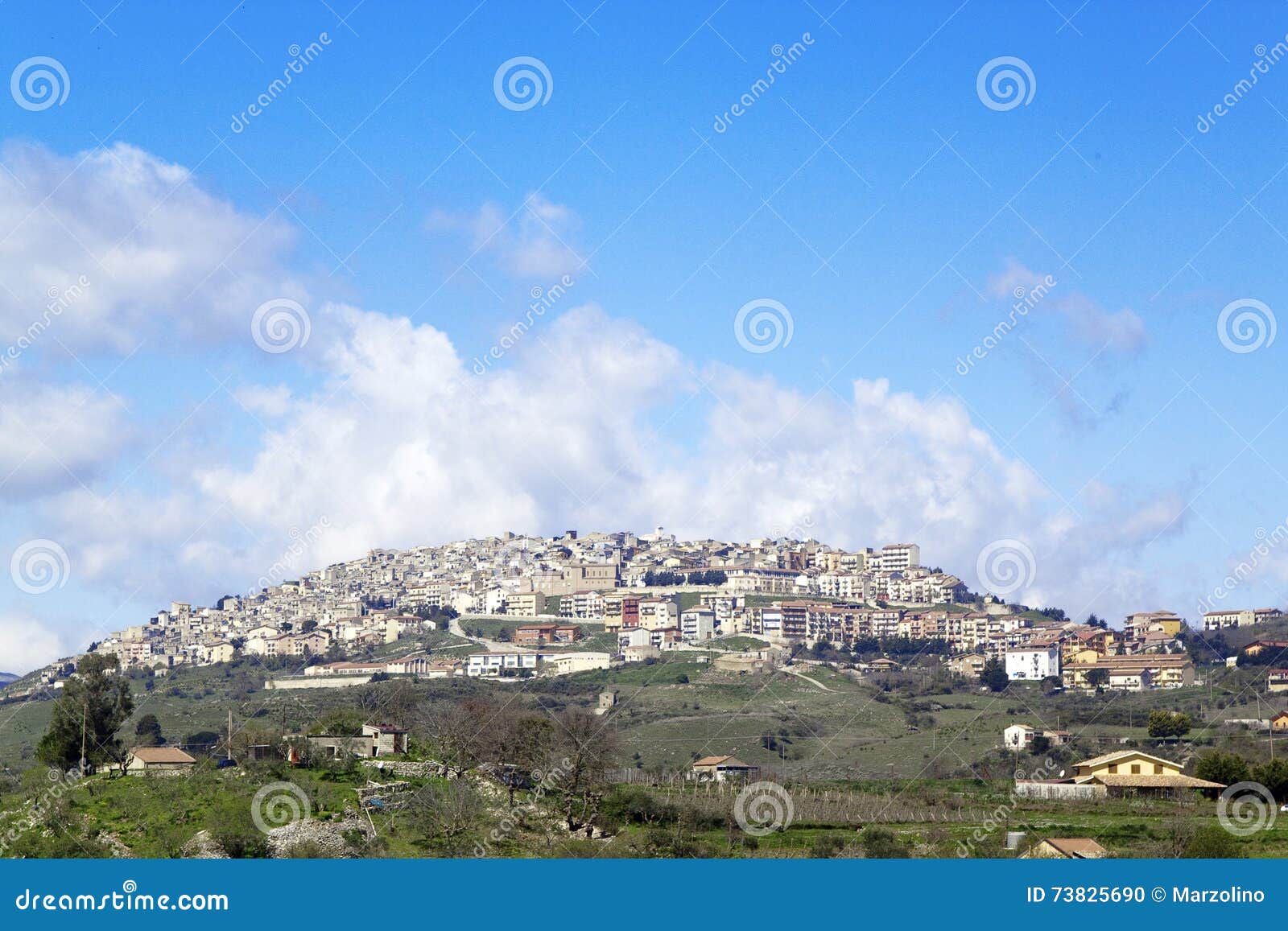 Prizzi, Sicilia foto de archivo. Imagen de palermo, ladera - 73825690