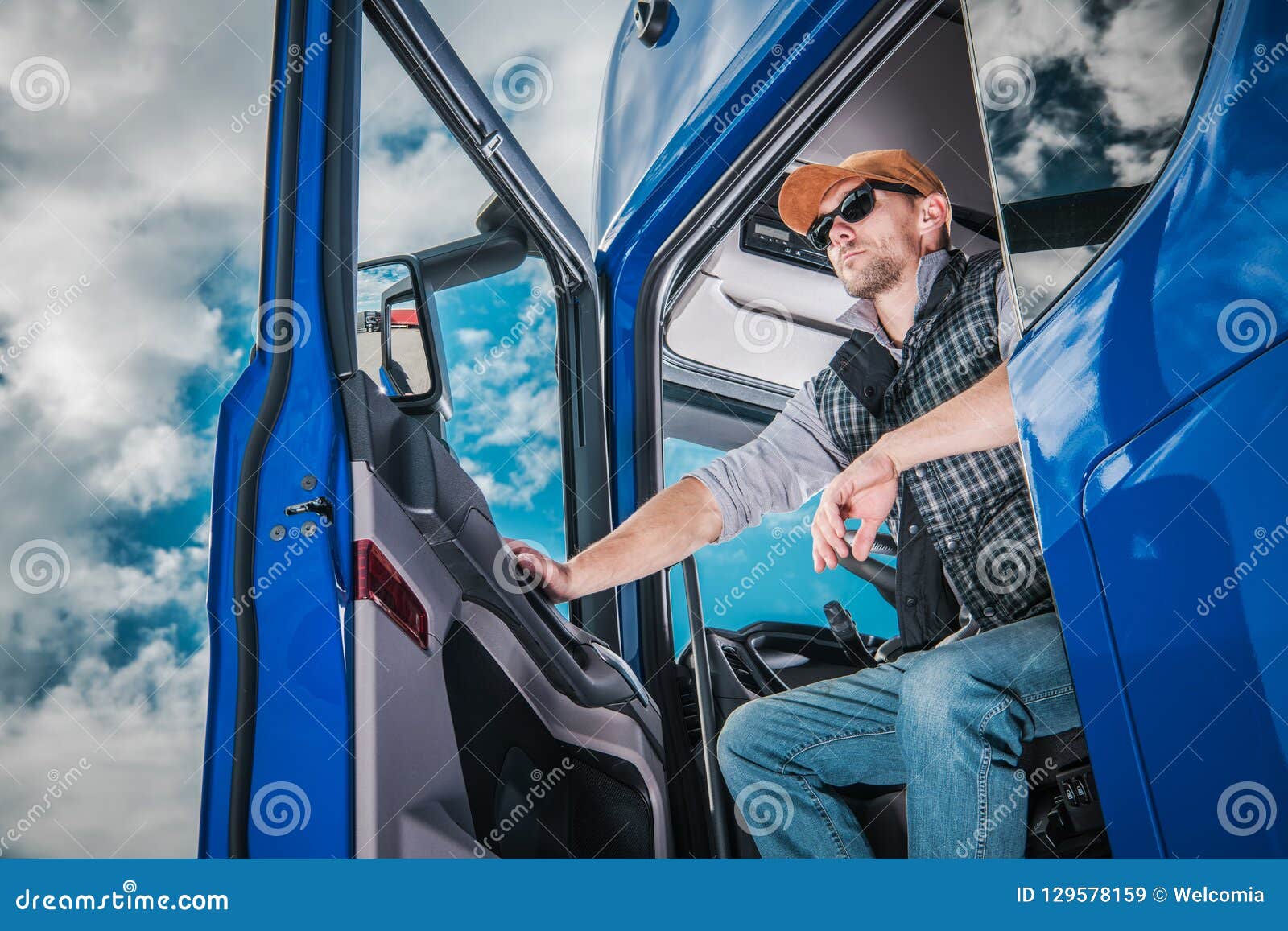 Pro Chauffeur De Camion En Service Image stock - Image du transport ...