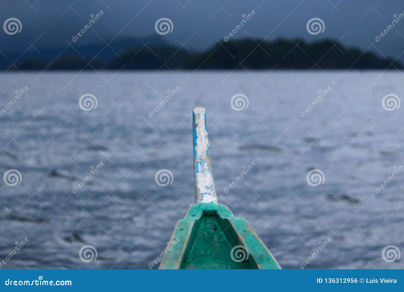 Proa De Un Barco De Madera Tradicional Foto de archivo - Imagen de ...