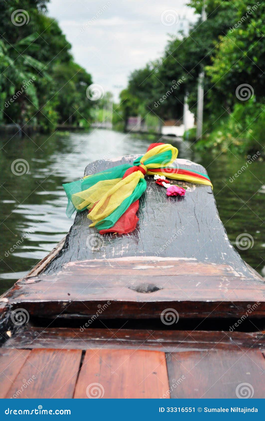 Proa Do Barco Com Fitas Coloridas Imagem de Stock - Imagem de proa ...