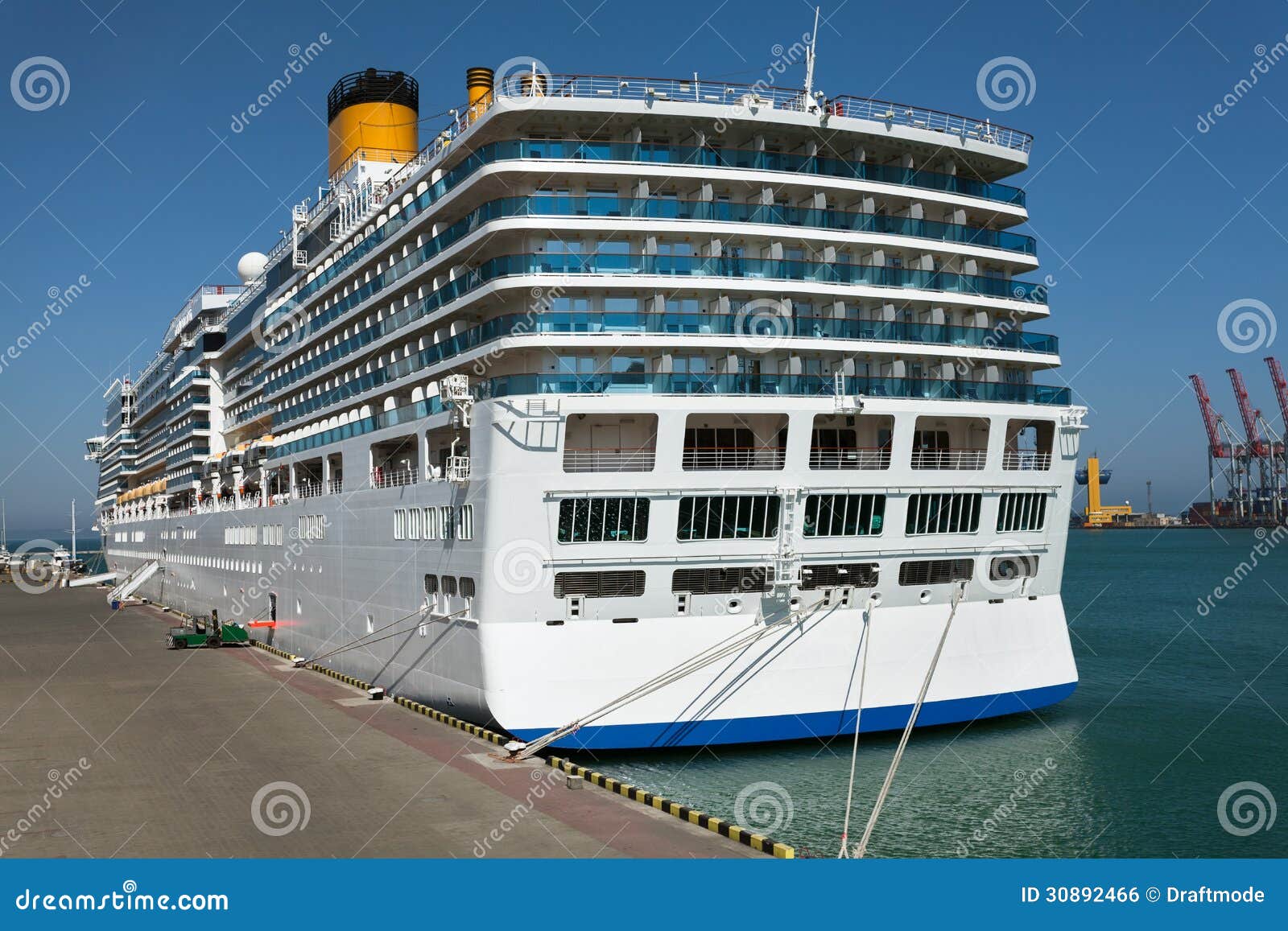 Proa Do Navio De Passageiro Foto de Stock - Imagem de desengate, azul ...