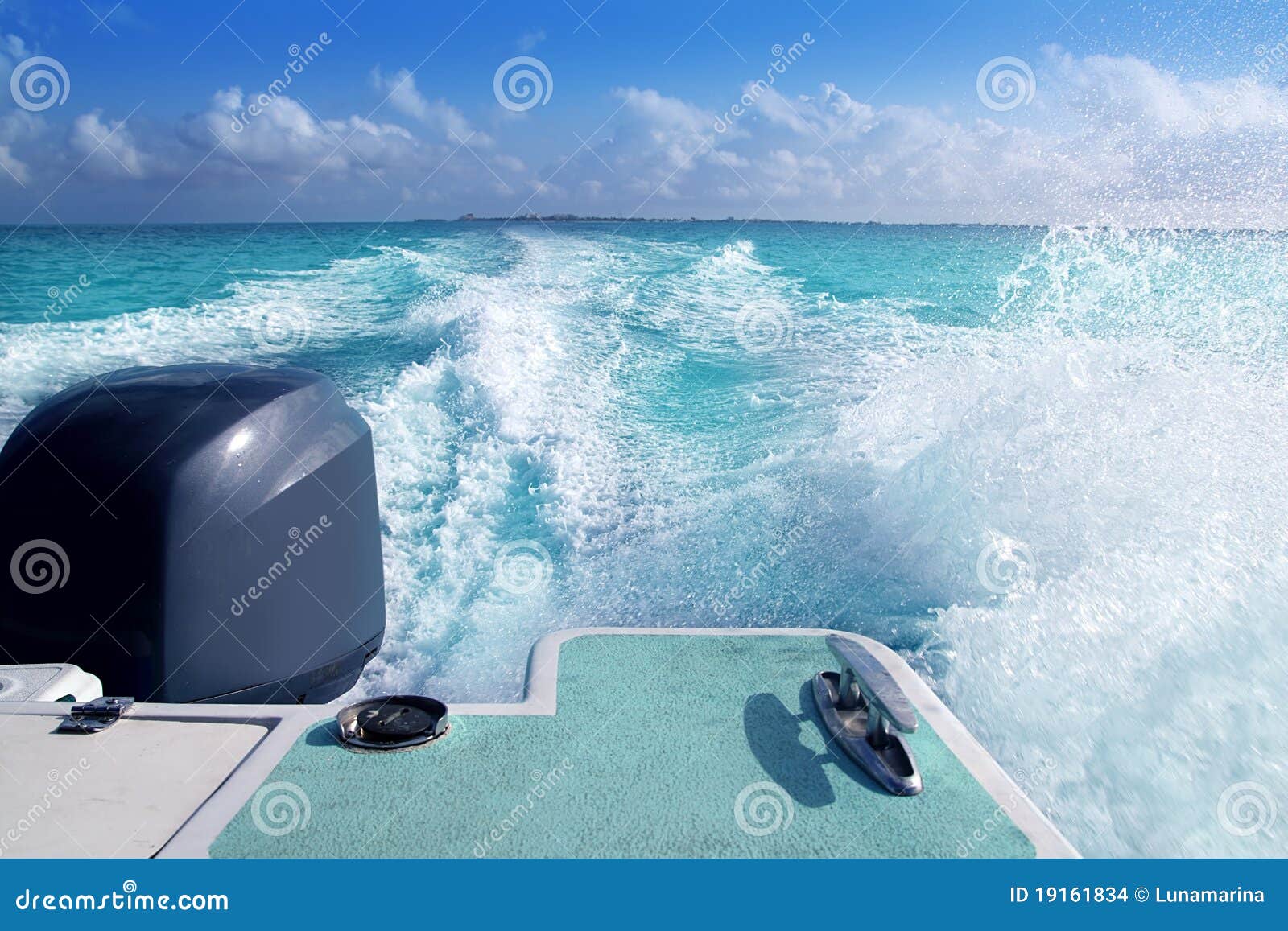 Proa Externa Do Barco Com Espuma Das Caraíbas Da Lavagem Do Suporte ...