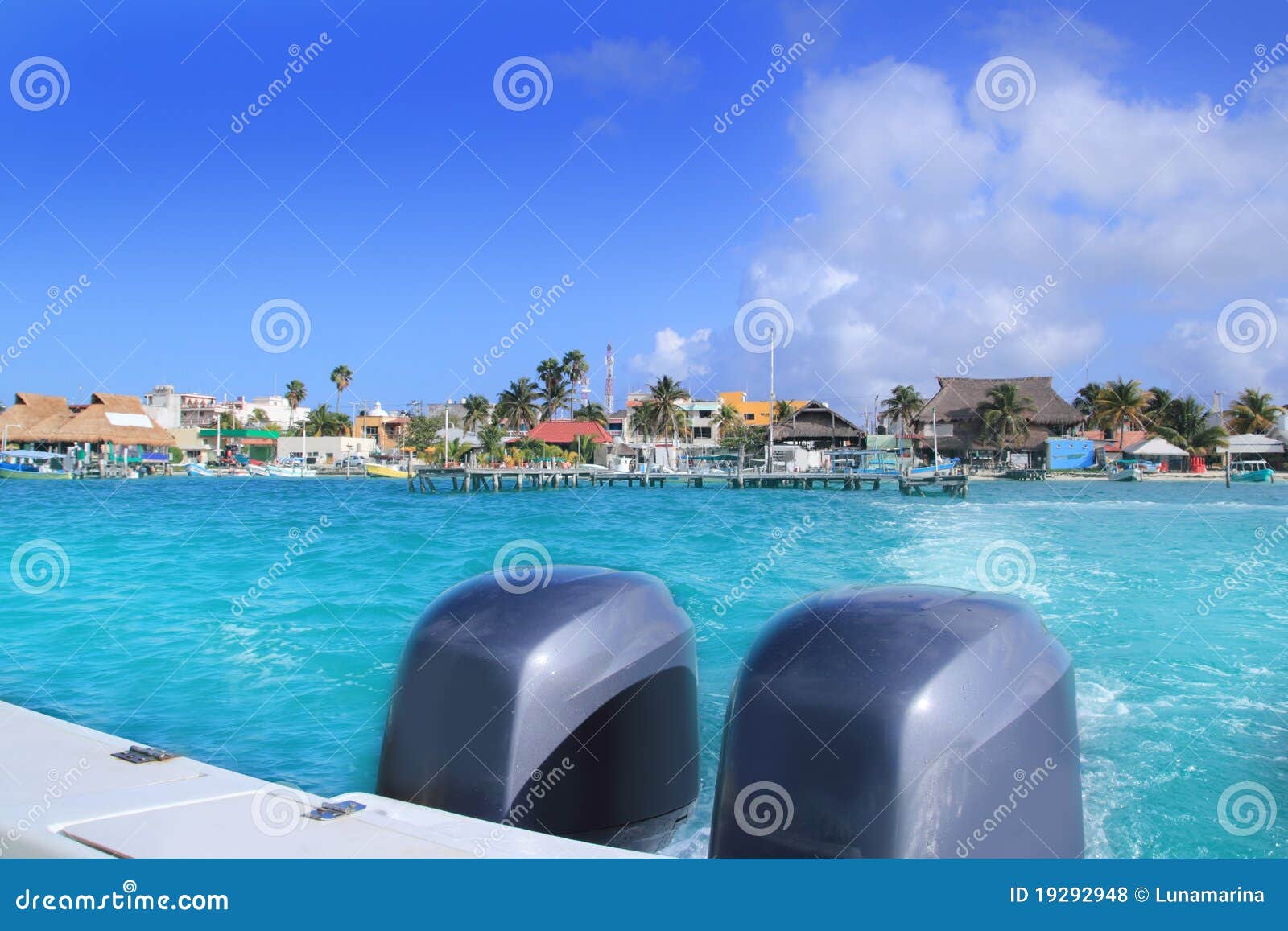 Proa Externa Do Barco Com Espuma Isla Mujeres Do Suporte Foto de Stock ...