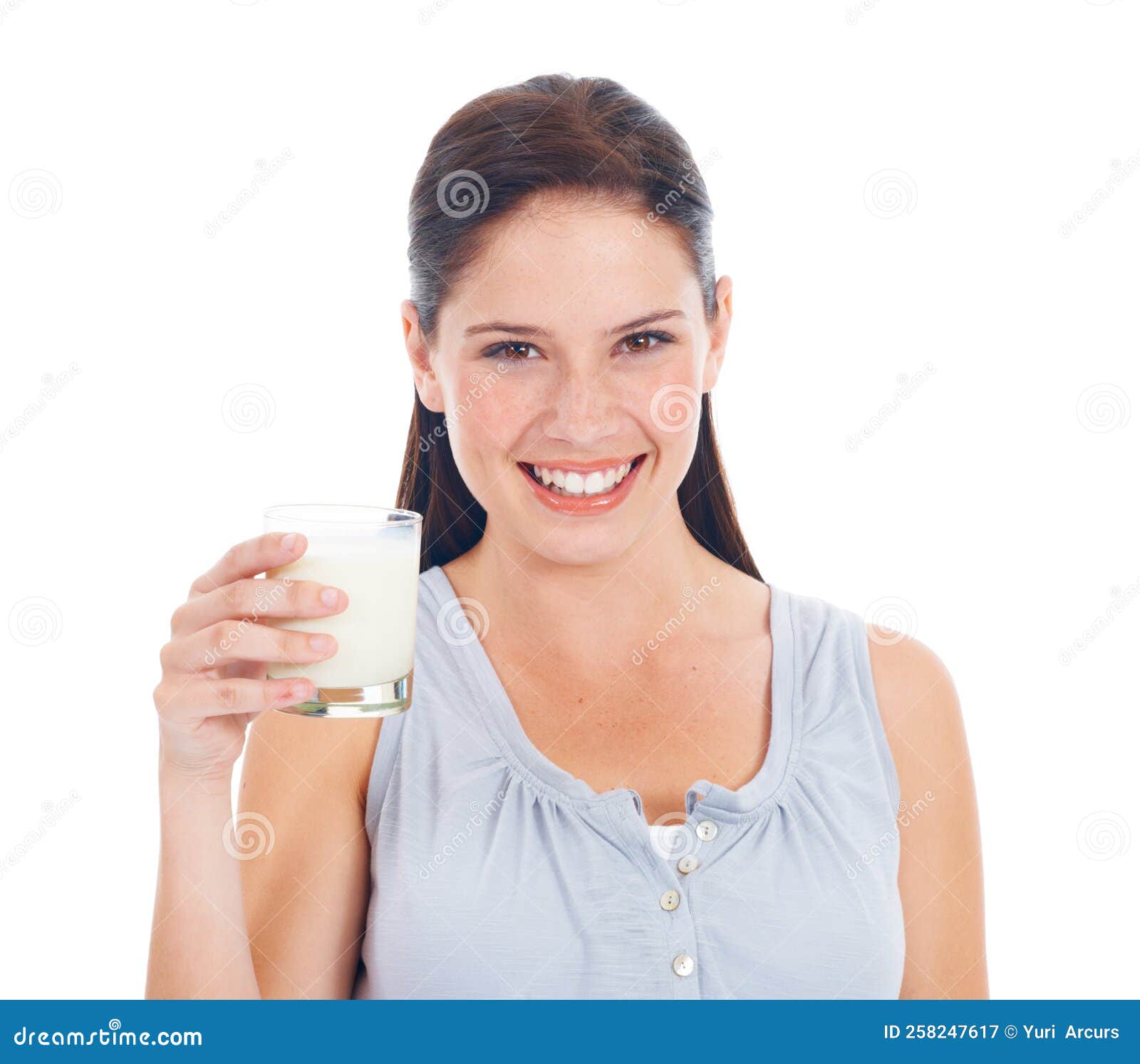 Probar Algo Delicioso. Una Mujer Muy Joven Aislada De Blanco Y Bebiendo ... Probar Algo Delicioso. Una Mujer Muy Joven Aislada De Blanco Y Bebiendo ...