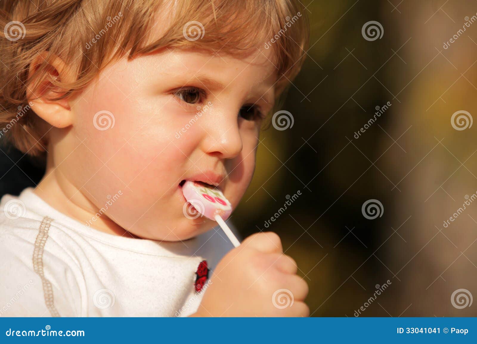 Probierenlutscher stockbild. Bild von kindheit, aufmerksam - 33041041