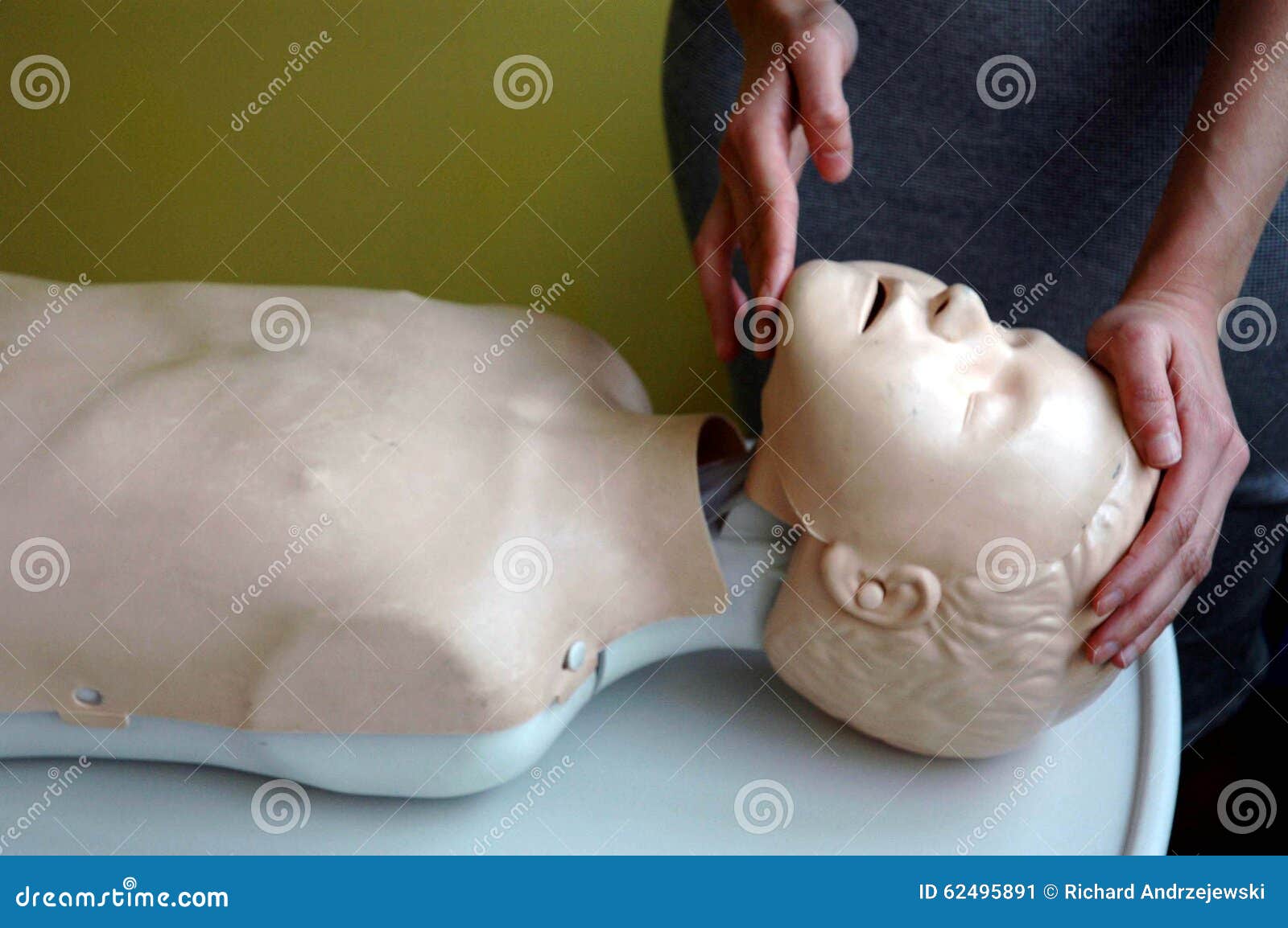 Procédure De Ressuscitation D'enfant Image stock - Image du ...