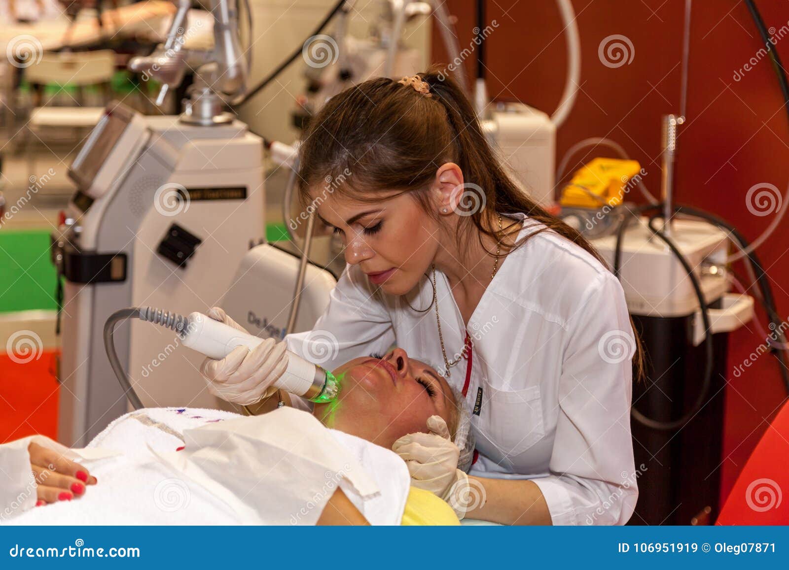 Procedimento Do Instrumento Na Cara Imagem de Stock Editorial - Imagem ...