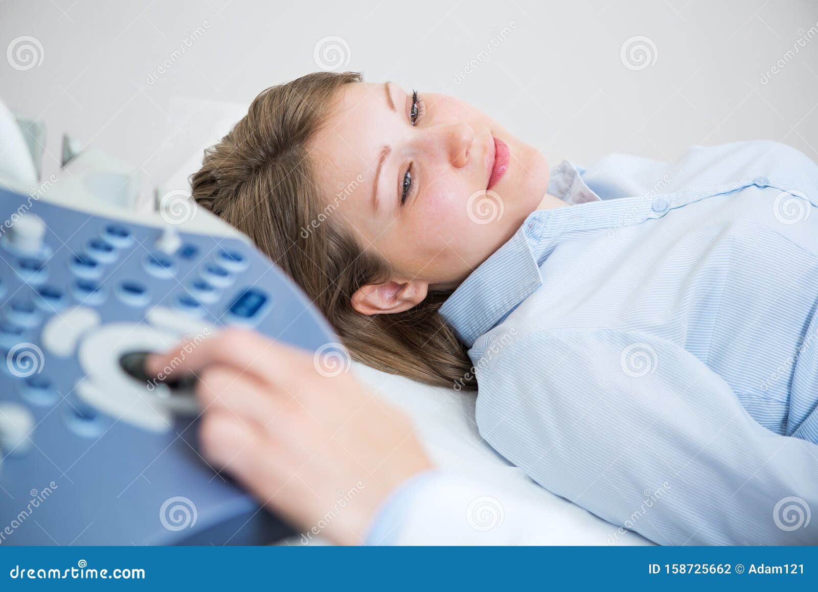 Procedimiento De Sonograma Para Mujer Embarazada Foto de archivo ...