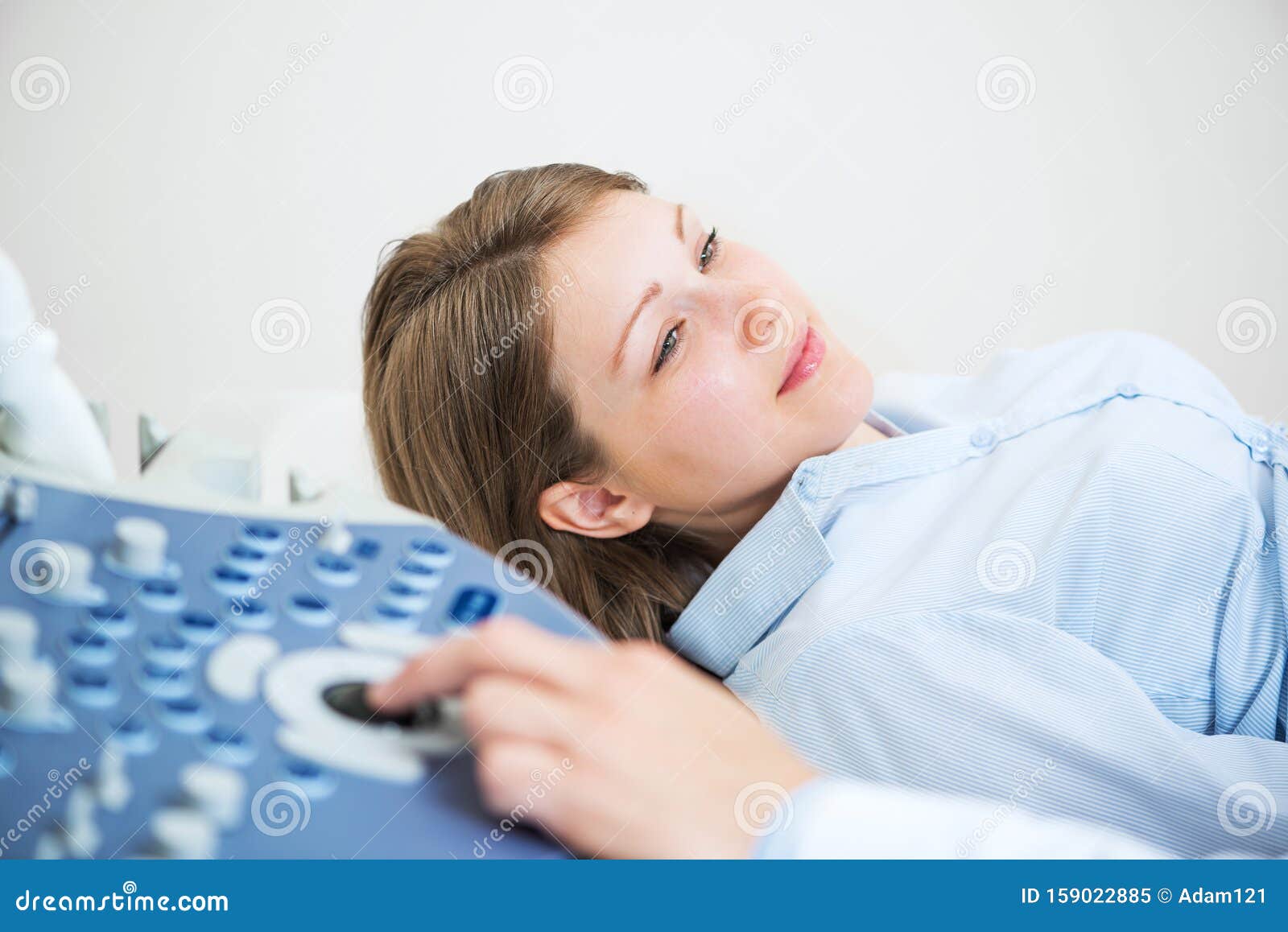 Procedimiento De Sonograma Para Mujer Embarazada Imagen de archivo ...