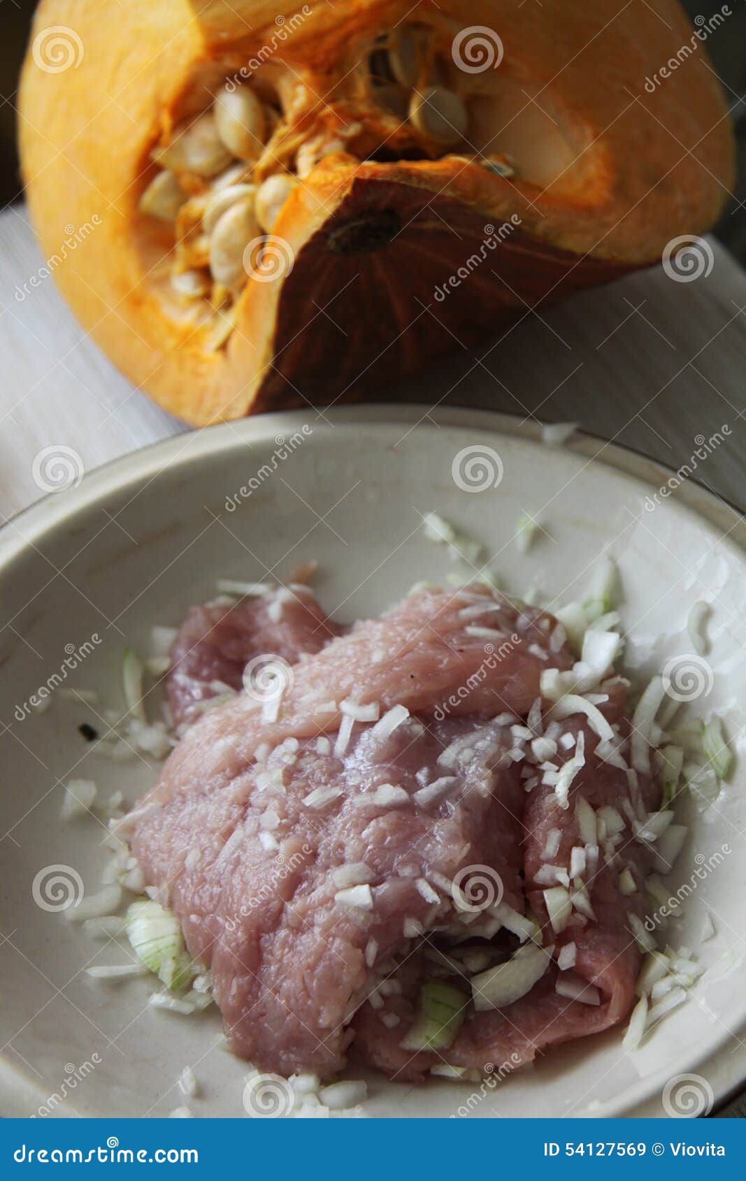 Proceso de adobar el cerdo imagen de archivo. Imagen de cocina - 54127569