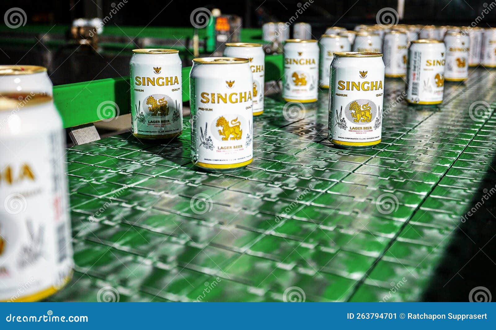 Proceso De Cerveza Singha En Lata Foto editorial - Imagen de materiales ...