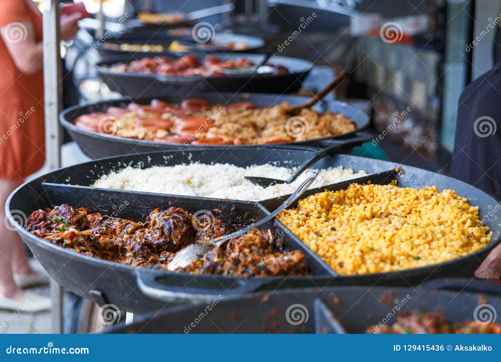 Proceso De Cocinar La Comida Tradicional Europea Foto de archivo ...