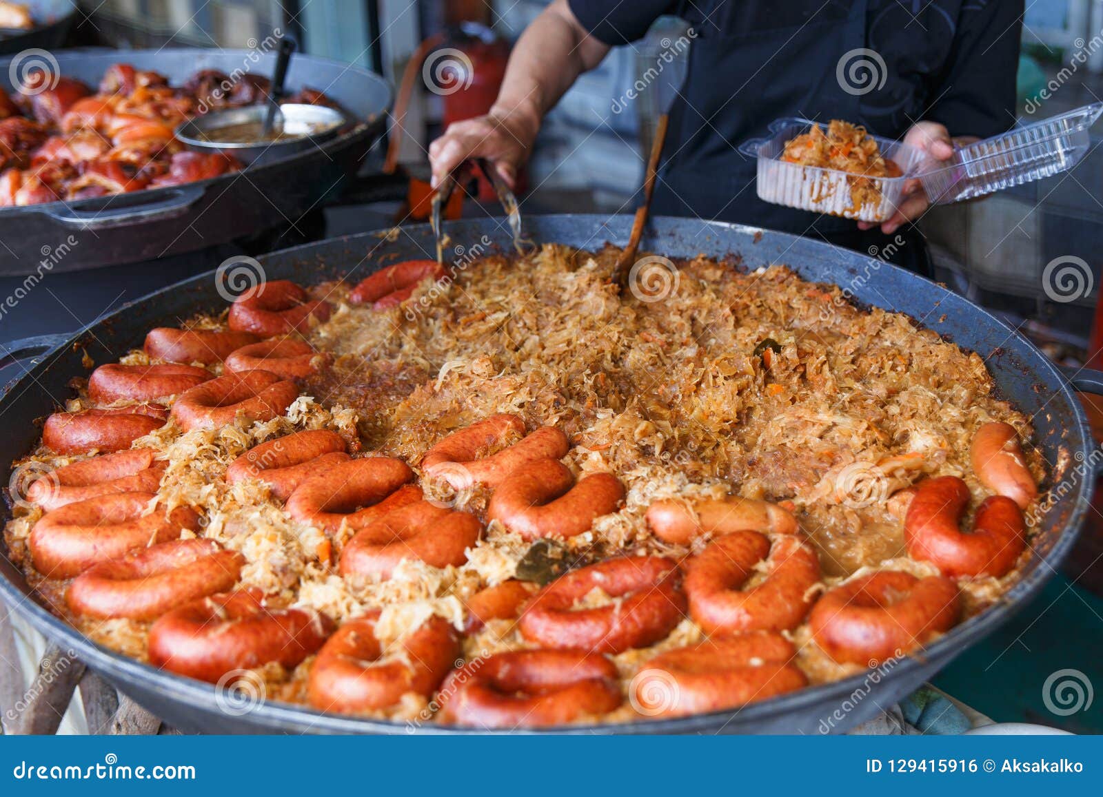 Proceso De Cocinar La Comida Tradicional Europea Foto de archivo ...