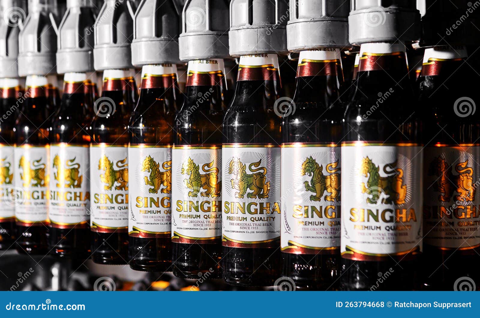 Proceso De Embotellado De Cerveza Singha Foto de archivo editorial ...