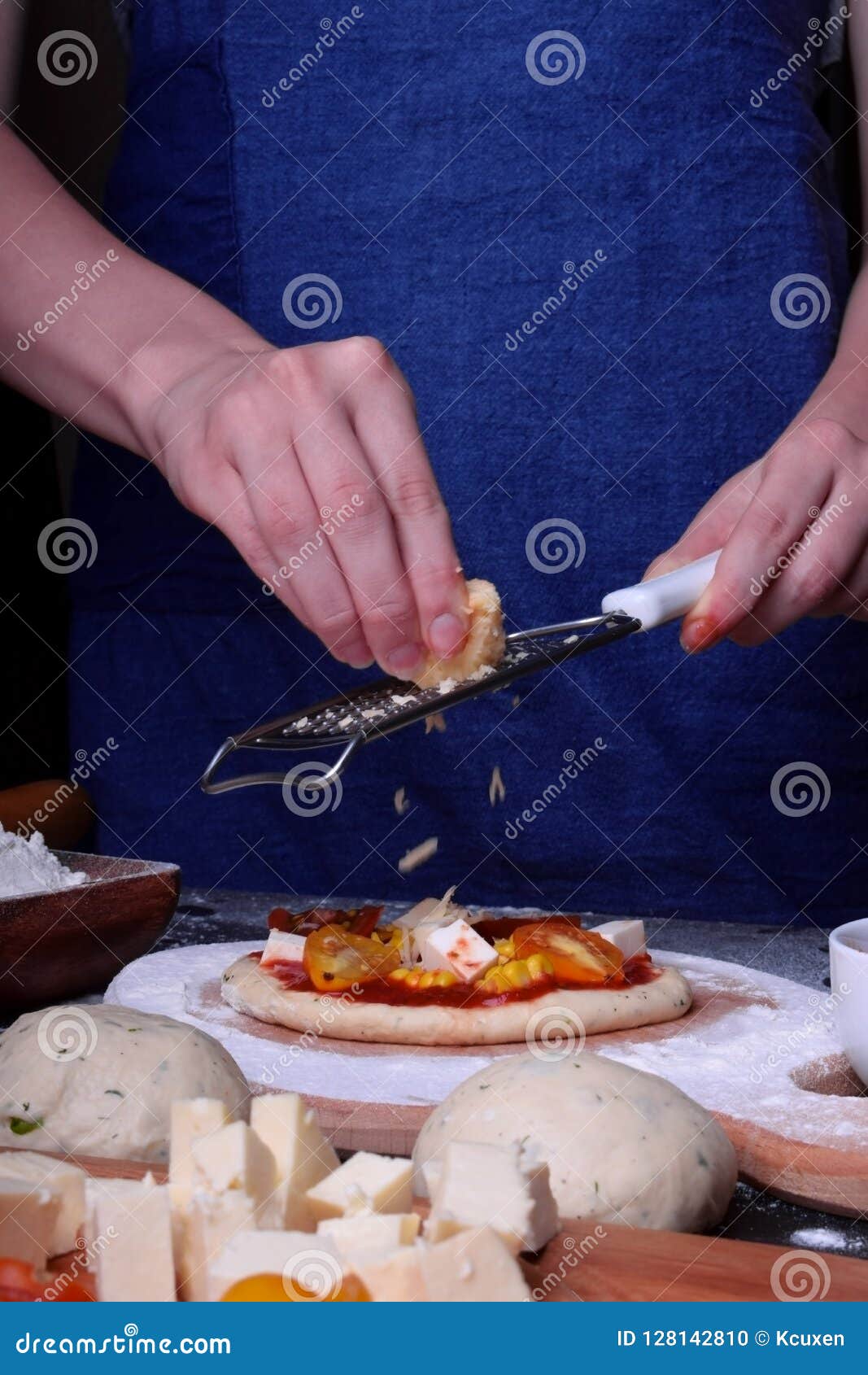 Proceso de hacer la pizza foto de archivo. Imagen de relleno - 128142810