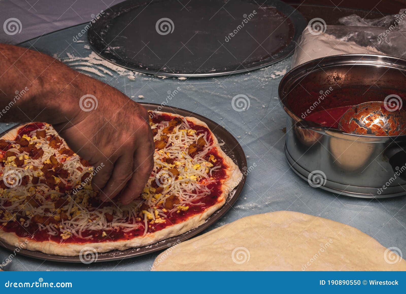 Proceso De Hacer Pizza Casera En La Cocina Foto de archivo - Imagen de ...