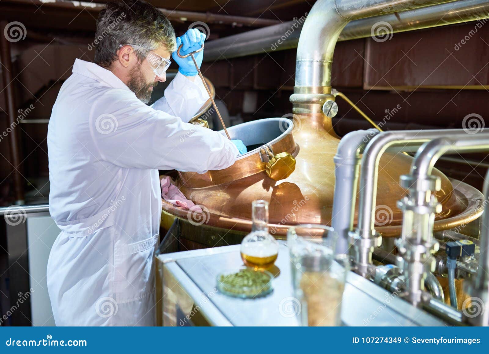 Proceso De La Fermentación De La Cerveza Imagen de archivo - Imagen de ...